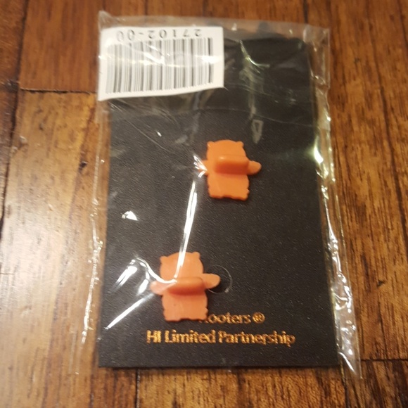 Hooters | Accessories | Hooters Limited Ed Apron Pin Accessory Rare ...